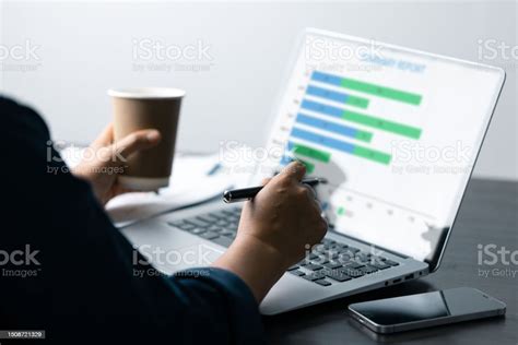 노트북의 비즈니스 데이터 분석 성공적인 계획 및 전략을 위한 재무 차트 그래프 보고서 전문 직장 전략적 의사 결정을 위한 비즈니스 데이터 차트 그래프 분석 개념에 대한 스톡