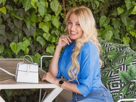 Κωνσταντίνα Σπυροπούλου Ποζάρει με ολόσωμο μαγιό έξι μήνες μετά τη γέννηση του γιου της