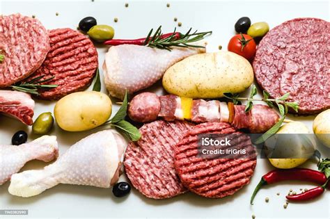 다양 한 종류의 생고기 닭고기 허벅지 돼지고기와 쇠고기 버거 갈비와 케밥 칠면조 미트볼 감자 고추 올리브 및 검은 올리브와