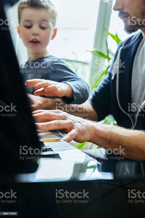 아버지도 계셨지요 및 아들이예요 게임하기 피아노 발허리뼈와 집에서요 2 3 살에 대한 스톡 사진 및 기타 이미지 2 3 살 20 29세 30 39세 Istock