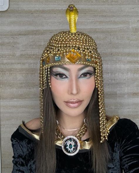 5 Potret Ayu Dewi Recreate Makeup Ala Cleopatra Bikin Netizen Ngakak