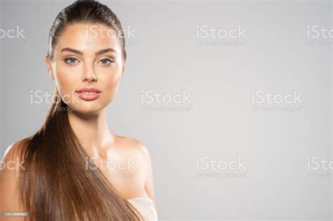 긴 머리를 가진 아름다운 여자의 초상화 아름다운 머리와 젊은 갈색 머리 모델 흰색 배경에 고립 깨끗한 신선한 피부를 가진 어린 소녀 Od 얼굴 20 24세에 대한 스톡 사진