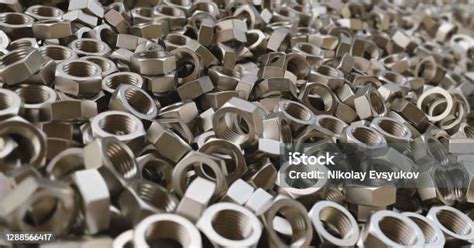 금속 산업용 고화질 텍스처 및 배경 3d 일러스트레이션을 위한 금속 볼트 및 나사 너트 너트에 대한 스톡 사진 및 기타 이미지 너트 볼트 제조 Istock