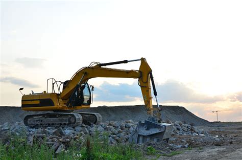 콘크리트 분쇄 분쇄 분쇄기 양동이 굴삭기 건설 믹스용 건설 폐기물 재활용 개발에 대한 스톡 사진 및 기타 이미지 개발 개발형 광산 건설 기계류 Istock