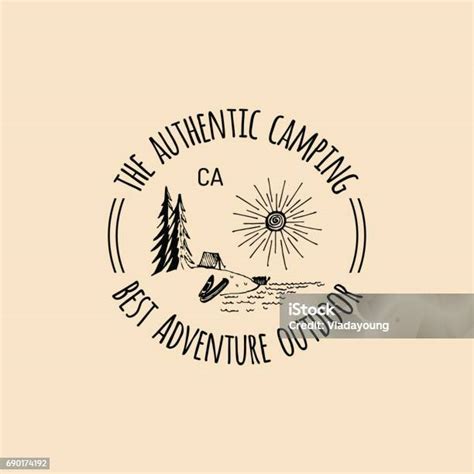 벡터 캠프입니다 손으로 그린 호수 해안 풍경과 관광 부호입니다 복고풍 Hipster 배지 야외 어드벤처의 레이블입니다 0명에 대한 스톡 벡터 아트 및 기타 이미지 Istock
