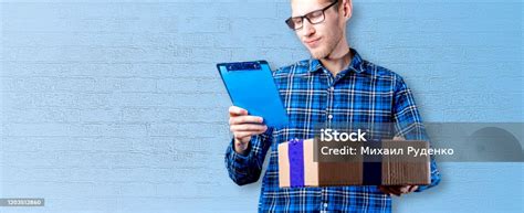 젊은 남성 우체부 가 벽에 서 내부 물건과 함께 메일 상자를 제공 건네주기에 대한 스톡 사진 및 기타 이미지 건네주기 광대한 나름 Istock