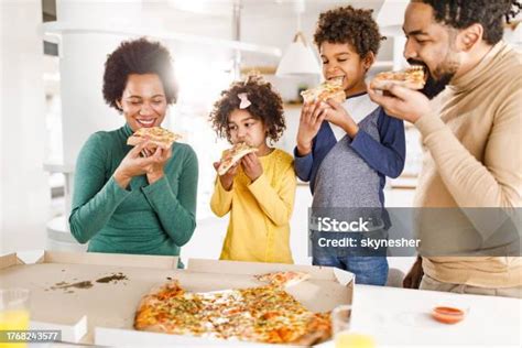 식당에서 점심식사를 위해 피자를 먹는 행복한 흑인 가족 가정 생활에 대한 스톡 사진 및 기타 이미지 가정 생활 가정 주방 가정의 방 Istock