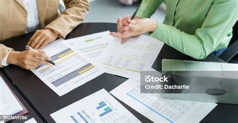 비즈니스 사람들 브레인스토밍 회의 디자인 아이디어 공유 전문 투자자 프로젝트 시작 비즈니스 브레인스토밍 사무실에서 계획 경영자에 대한 스톡 사진 및 기타 이미지 Istock