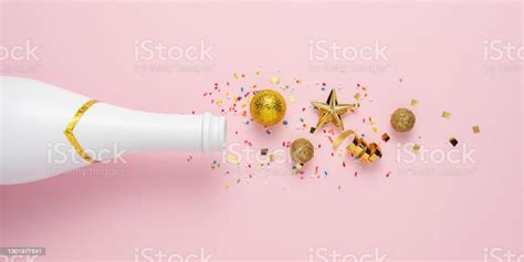 샴페인 병과 골드 글리터 장식과 창조적 인 레이아웃 최소한의 새해 인사말 카드 파티 핑크 배경 플랫 평신기 조성물 개념에 대한 스톡 사진 및 기타 이미지 Istock