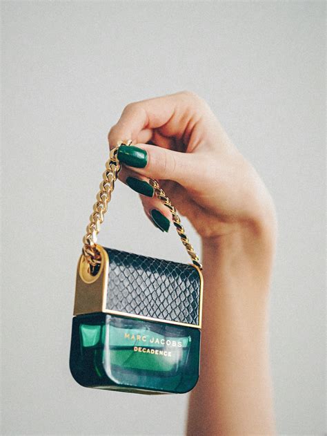 검은 색과 은색 디지털 장치를 들고있는 사람 사진 Unsplash의 무료 프랑크 라이히 이미지