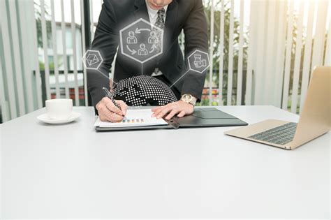 젊은 사업 기업가 현대 사무실에서 그의 사업의 진행 상황을 확인 비즈니스 개념입니다 감수에 대한 스톡 사진 및 기타 이미지 감수 경영자 계약서 Istock