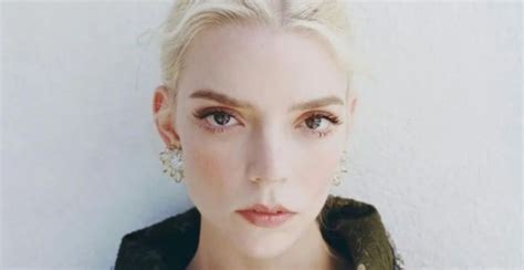 好莱坞女星安雅·泰勒 乔伊写真大片，冰肌雪肤宛若真人版艾莎腾讯新闻