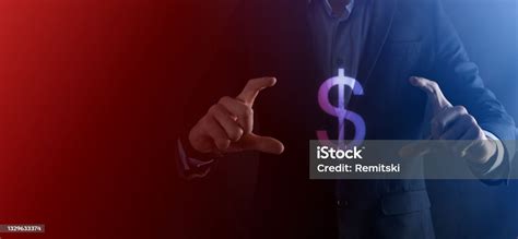 성공적인 국제 금융 기호 Sinvestment 개념 사업가 남자 보유 성장 차트 및 달러 기호 디지털 기술 개념에 대한 스톡 사진 및 기타 이미지 Istock