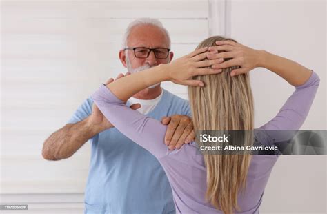 척추 지압 치료 허리 통증 완화 척추측만증 자세 교정 여성 환자를 위한 물리 치료 2명에 대한 스톡 사진 및 기타 이미지 2명 Kinesiotherapy 개선