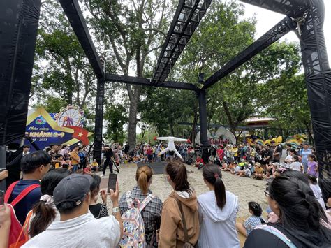 Du khách chen nhau đi chơi lễ 2 9 ở TP HCM