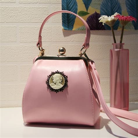 Badu Bg Ретро модел на дамска чанта с полукръгла дръжка Badu Bg