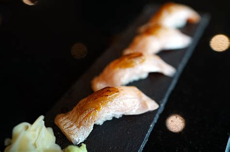 구운 연어 초밥 달콤한 소스를 얹은 연어 아부리 초밥 세트 전통 일본 음식 0명에 대한 스톡 사진 및 기타 이미지 0명 건강한 생활방식 건강한 식생활 Istock