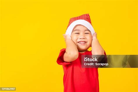 빨간 산타 클로스 모자를 입은 아이들은 충격을 받고 놀란 손 잡고 얼굴을 12월에 대한 스톡 사진 및 기타 이미지 12월 2 3 살 개념 Istock