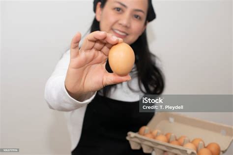 소프트 포커스 스위트 팜에서 선물 신선한 계란 요리에 여자 가까이 샷 건강한 식생활에 대한 스톡 사진 및 기타 이미지 건강한