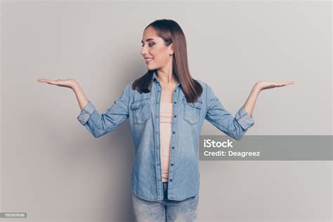 밝은 흰색 회색 배경 위에 고립 된 손바닥에 복사 공간을 들고 좋은 매력적인 아름 다운 쾌활 한 명랑 한 스트레이트 머리 레이디의 초상화 결정에 대한 스톡 사진 및 기타