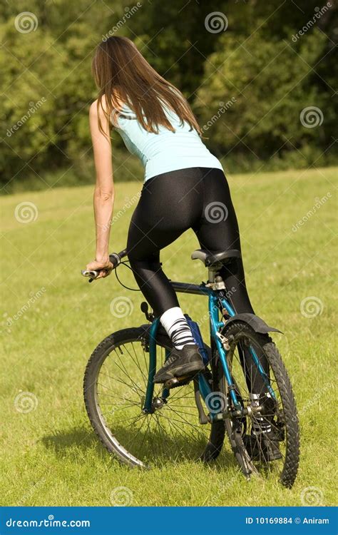 Frau Auf Fahrrad Stockfoto Bild Von Sommer Erholung