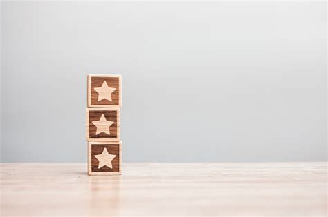 테이블 배경의 별 기호 블록입니다 서비스 등급 순위 고객 검토 만족도 평가 및 피드백 개념 3에 대한 스톡 사진 및 기타 이미지 Istock