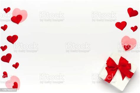 해피 발렌타인 데이 빨간 활과 흰색 고립 된 배경에 많은 다채로운 하트선물 상자 2월에 대한 스톡 사진 및 기타 이미지 2월 개념 공휴일 Istock