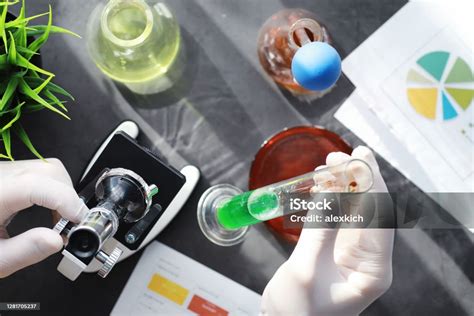 실험실 연구 약물 검사 실험실에서 화학 실험 현미경 의료 장교의 테이블에 다양한 테스트 튜브와 비커 Stem 주제에 대한 스톡 사진 및 기타 이미지 Istock