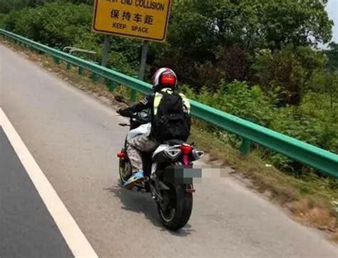 雨天摩托车防滑的方法 有驾