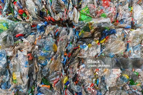 재활용을 위해 묶인 압축 플라스틱 폐기물 병 더미의 클로즈업 재활용에 대한 스톡 사진 및 기타 이미지 재활용 순환 경제 플라스틱 Istock