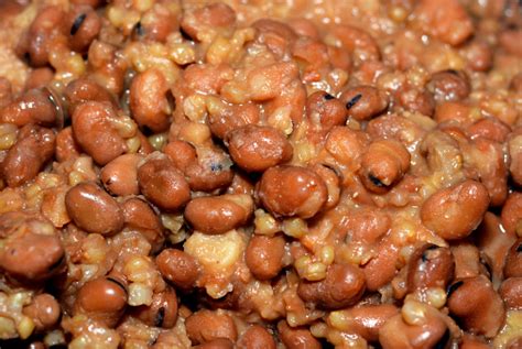 이집트의 아침 식사에서 메인 요리와 샌드위치 인 이집트 파바 콩의 클로즈업 분쇄 된 콩 노란 렌즈 콩 및 밀로 요리되었습니다 가득 찬에 대한 스톡 사진 및 기타 이미지