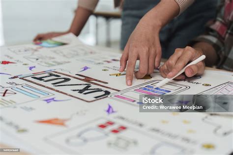 Ux 개발자와 Ui 디자이너 브레인스토밍 인터페이스 와이어프레임 디자인을 닫습니다 크리에이티브 디지털 개발 에이전시 2명에 대한 스톡 사진 및 기타 이미지 Istock