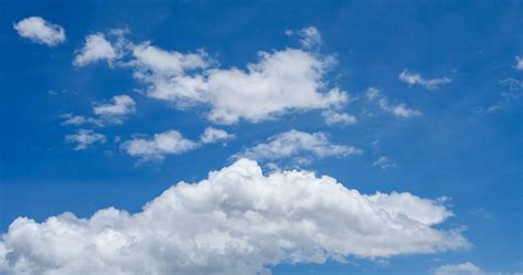 푸른 하늘 푹신한 여름철에 아름다운 구름이 있는 밝은 맑은 스카이라인 파노라마 푸른 하늘 구름 패턴 에 일광 복사 공간 주물 구름 풍경 공기 기후 화창한 날 0명에 대한