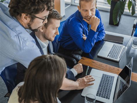 the ultimate guide to effectively manage and lead a team of software