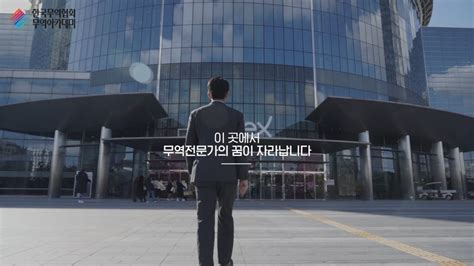 현대글로비스 Hyundai Glovis 현대글로비스 사람들 변함없는 동기사랑을 빚다 사람의 손길에서 태어나 뜨거운 불을 견디며 완성되는 도자기는 오랜 시간이 지나도