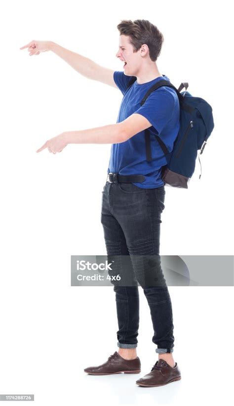 사이드 뷰 풀 길이 1인 1인 1617세 잘생긴 머리 백인 남성 청년 학생 고등학생 소년 십대 소년 앞 의 흰색 배경 착용 티셔츠 셔츠 청바지 배낭 16 17 살에 대한