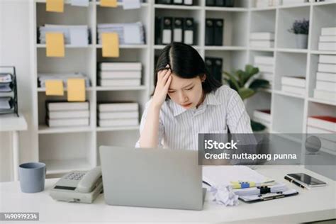 아시아 비즈니스 여성은 스트레스를 받고 지루하고 현대 사무실에서 태블릿 작업을 하는 것에 대해 지나치게 생각합니다 20 24세에 대한 스톡 사진 및 기타 이미지 Istock