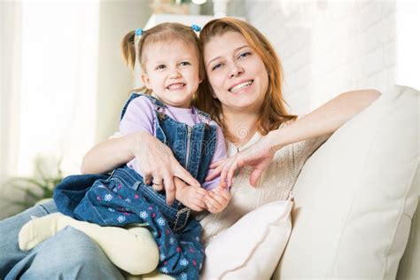 Mutter Und Tochter Auf Dem Sofa Stockbild Bild Von Familie Leute