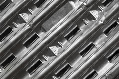 늑골이있는 질감과 공기 슬릿이있는 바베큐 팬 알루미늄 그릴 팬의 조각 호일 그릴 트레이 바베큐그릴에 대한 스톡 사진 및 기타 이미지 바베큐그릴 바비큐 알루미늄