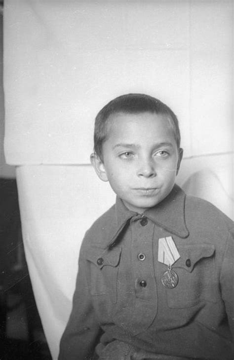 8 летний Игорь Михайлов награжденный медалью «За оборону Сталинграда — военное фото