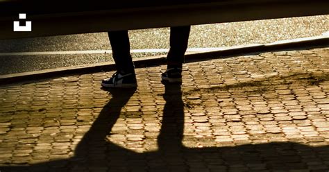 벤치에 앉아있는 사람의 그림자 사진 Unsplash의 무료 슬픈 기분 이미지