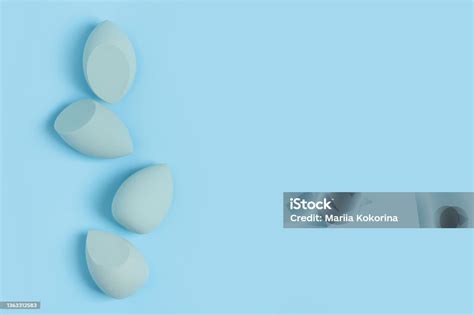 최소한의 배경에 파란색 화장품 메이크업 스폰지 파운데이션 크림을 바르기 위한 도구 아무도 0명에 대한 스톡 사진 및 기타 이미지 Istock