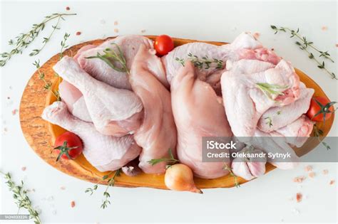 향신료와 허브가있는 나무 커팅 보드에 생 조리되지 않은 닭고기 흰색 배경에 닭 허벅지 다리 필레 및 날개의 상단 전망 건강한 식생활에 대한 스톡 사진 및 기타 이미지