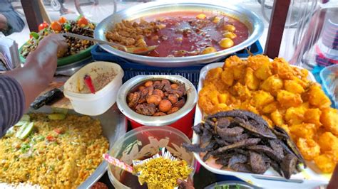 গরুর তিল্লি মুরগির কলিজা দিয়ে ঢাকা চকবাজারের বিখ্যাত ঝালমুড়ি । Jhal Muri Street Food Youtube