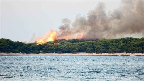 Пожарът на о Евия Затворени пътища ранен огнеборец и експлозия във водоноска Новини бг