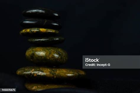 어두운 배경에 어두운 돌과 텍스트를 위한 복사 공간 평화의 돌 0명에 대한 스톡 사진 및 기타 이미지 0명 3차원 형태 개념 Istock