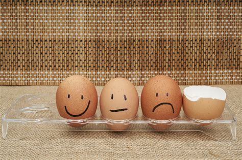 계란 홀더에 닭 계란 계란의 전체 트레이 반 달걀 달걀 노른자 껍질 계란에 그려진 감정과 얼굴 표정 0명에 대한 스톡 사진 및 기타 이미지 Istock