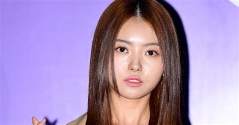 임나영손은 하트 표정은 시크 사진