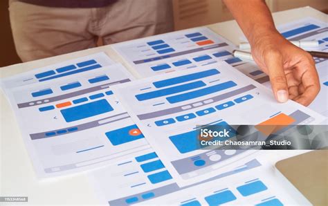 웹 사이트 디자이너 크리에이티브 계획 응용 프로그램 개발자 개발 초안 스케치 도면 템플릿 레이아웃 프로토타입 프레임 워크 와이어 프레임 디자인 스튜디오 사용자 경험