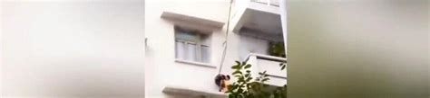 Vidéo cette grand mère fait descendre à la corde son petit fils du